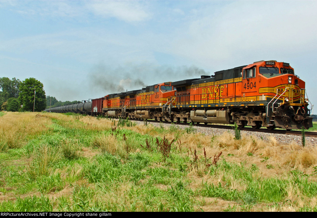 BNSF 4904 heads up a Sb oil can!